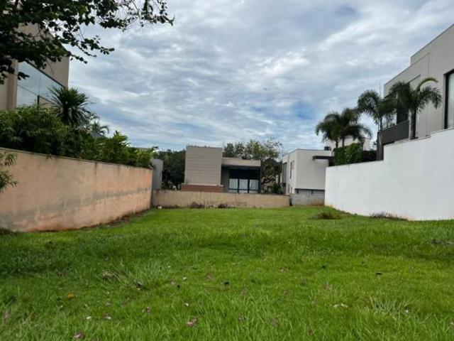 Terreno de ilha no Alphaville 1 | É aqui na Rosa e Rangel