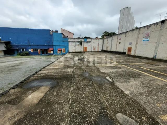 Terreno de 1500m2 com pequena construção em excelente localização na região de Interlagos