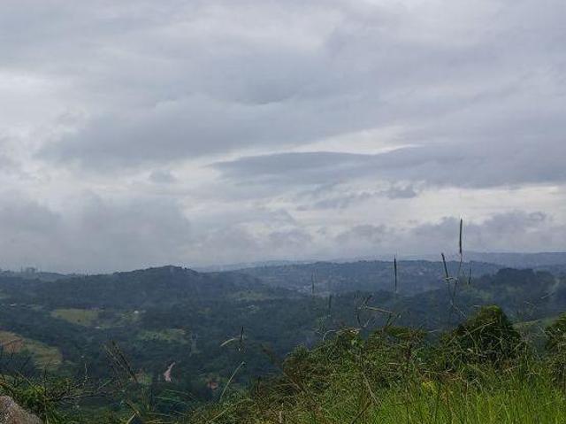 Terreno de 1000m² em bairro tranquilo com vista linda á venda direto com o proprietário
