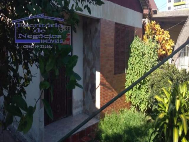 Terreno de 10 x 47 com 2 casas térreas, ótima opção para investimento de aluguel, condomínio, etc.
