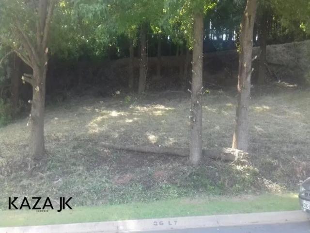 Terreno de 1.004m2, aclive, localizado no condomínio fechado Terras de Caxambu, Fase 1, um dos bairro