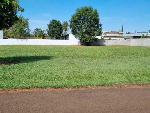 Terreno de 1.360m2 no Condomínio Jatobá