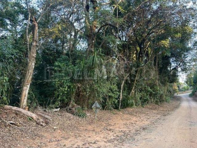 Terreno de 1.488 m² em condomínio!