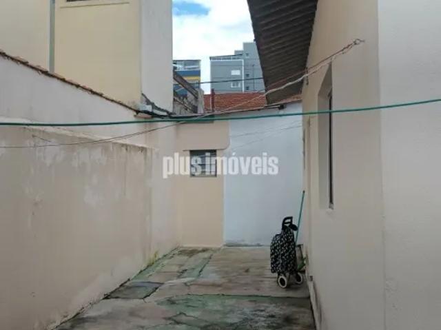 Terreno de 260m² com 3 casas e espaço livre próximo da Avenida João Dias