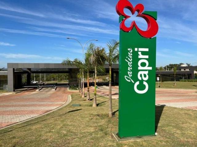 Terreno de 262 m² à venda em Jardins Capri