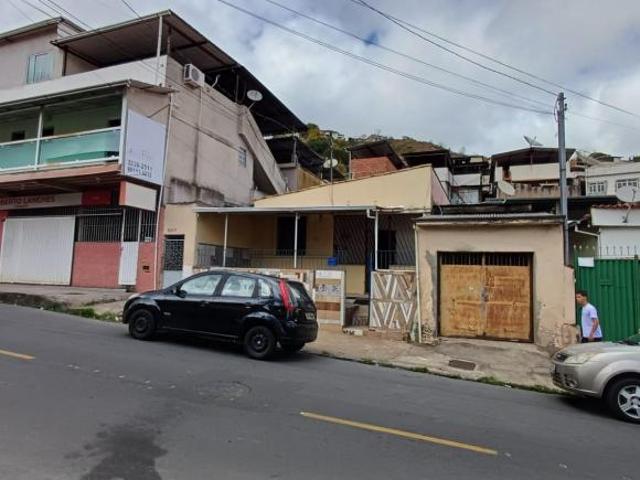 Terreno de 275m com 2 casas construidas