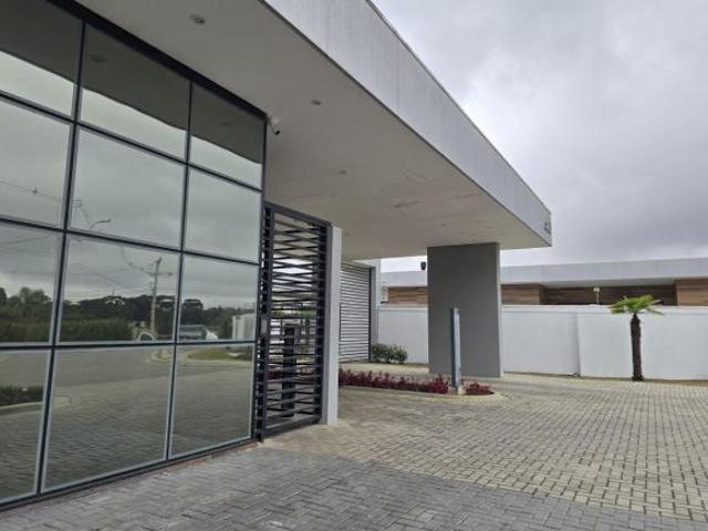 Terreno de 220 m² condomínio fechado Santa Cândida Curitiba Pr. Area util 118 m²
