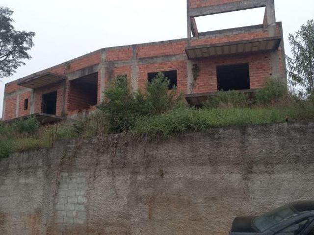 TERRENO DE 2.494 M², TOPOG PLANA, SOBRADO SEMI ACABADO, ESPAÇOS PISCINA e CAMPO, VISTA À REPRESA
