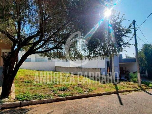 Terreno de 300 metros no Condomínio Belvedere