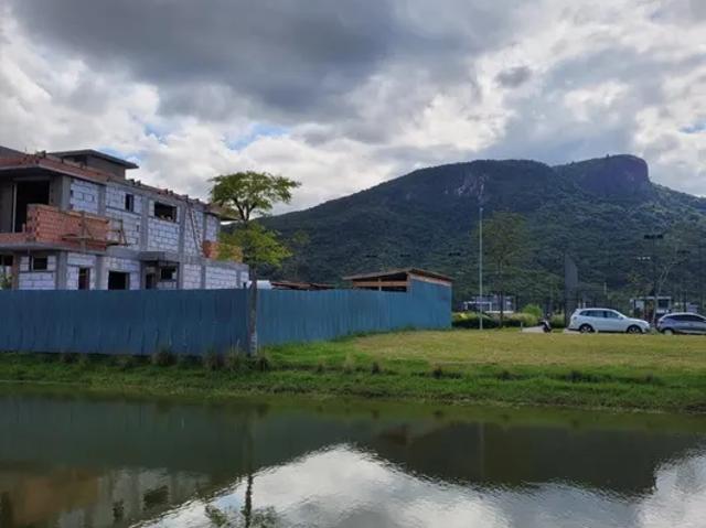 Terreno de 300m² no bairro Pedra Branca
