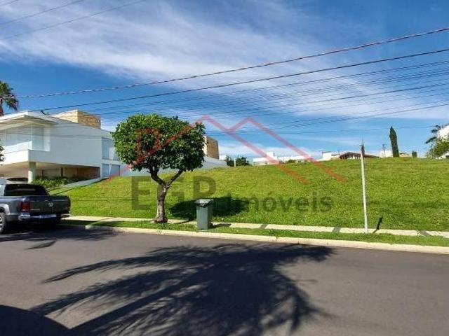 Terreno de 450,00m² num condomínio de altíssimo padrão