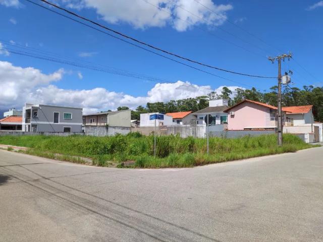 Terreno de 451.82m² no bairro Aririu