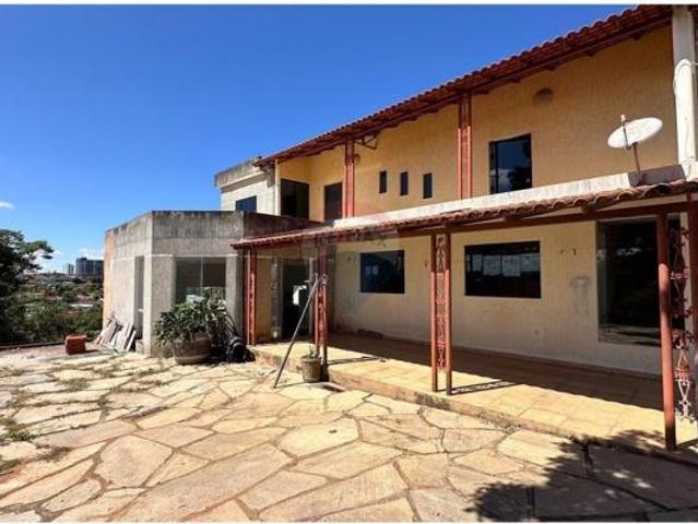 Terreno de 4.500m² em Condomínio Fechado com Sobrado Parte Escriturada | Potencial de Fracionament