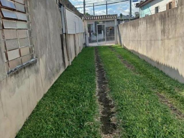 Terreno de 649m² com uma Casa, fundos, entrada de serviço