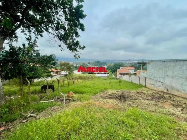 Terreno de 750 m² com portão e muro de frente na Chácaras Pousada do Vale