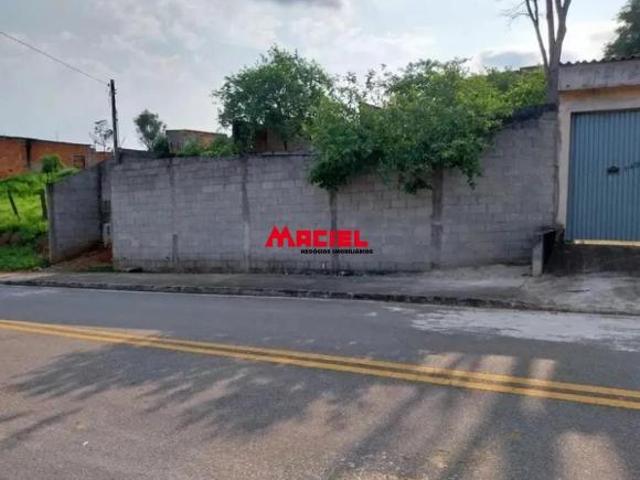 Terreno de 700 m², inteiro murado e com casa de 110 m²