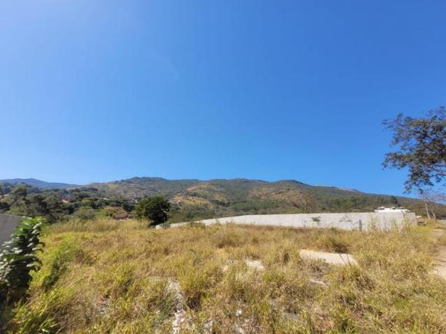 Terreno de 870 m² a venda com uma ótima localização e uma vista fantástica para Pedra Grande