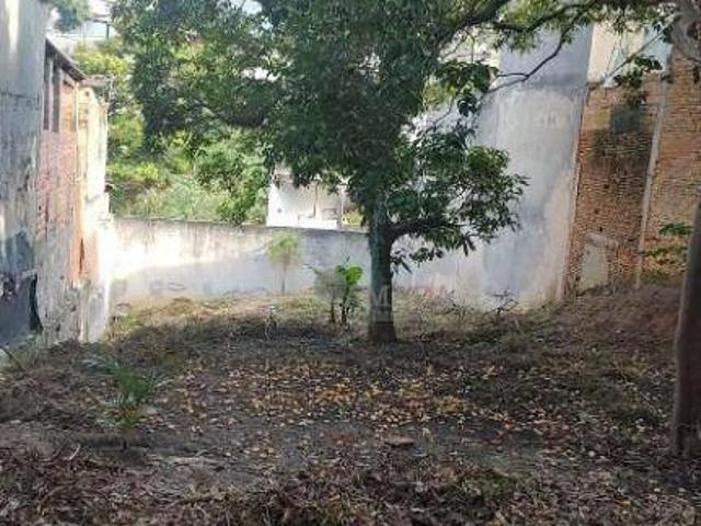 Terreno de 816 m², com declive