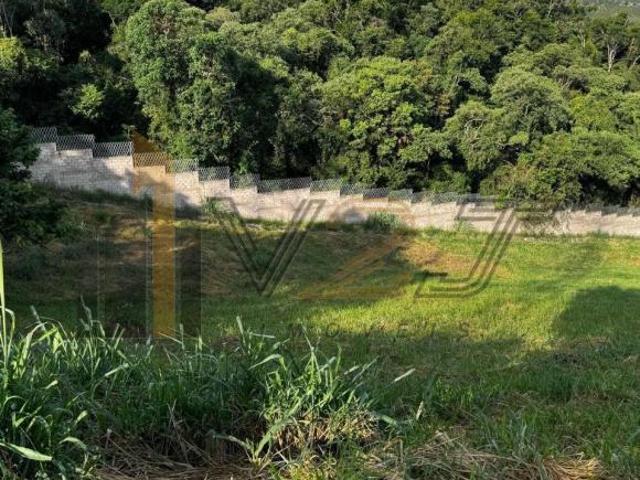Terreno declive à venda no Condomínio Campo de Toscana na cidade de Vinhedo SP