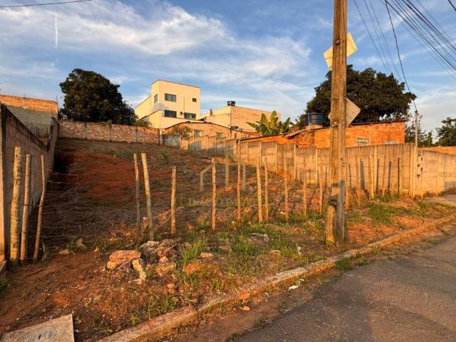 Terreno em Novo Igarapé, Igarapé/MG de 360m² à venda por R$ 99.000,00