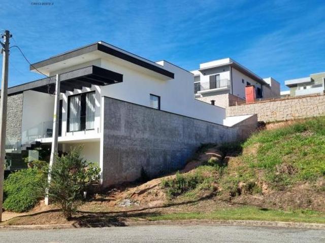 Terreno em aclive à venda no condomínio Jatobás