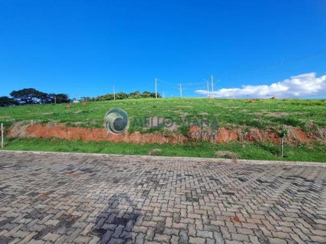 Terreno em aclive Condomínio fechado