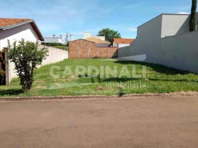 Terreno em condomínio, com ótima localização, caída favorável, pronto para construir