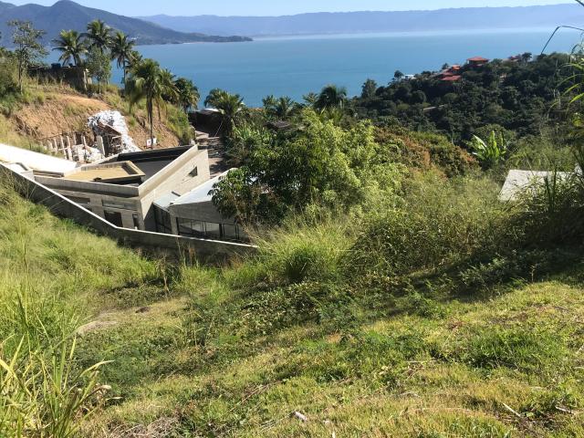 Terreno em condominio com vista para o mar em Ilhabela