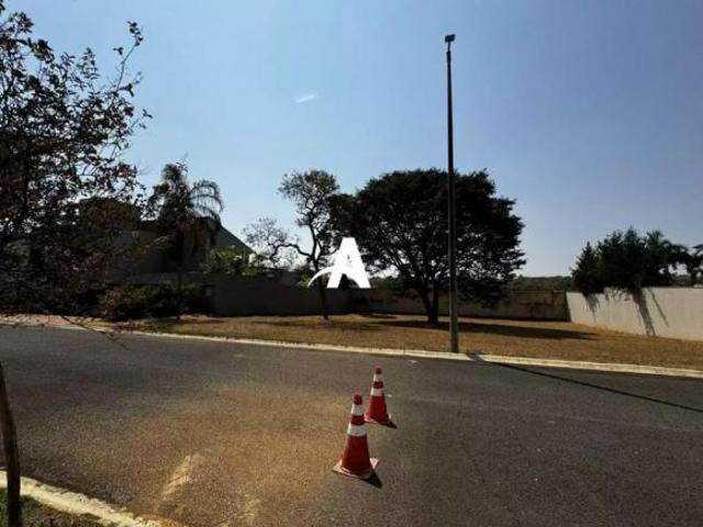 Terreno em condomínio com 1.050m² à venda no Villa do Sol