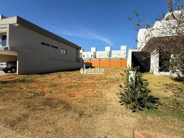 Terreno em condomínio com 479,5 m², disponível para venda no bairro Granja Marileusa em Uberlândia M