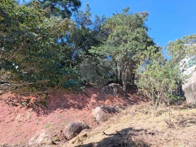 Terreno em condomínio, com 715 metros quadrados de área