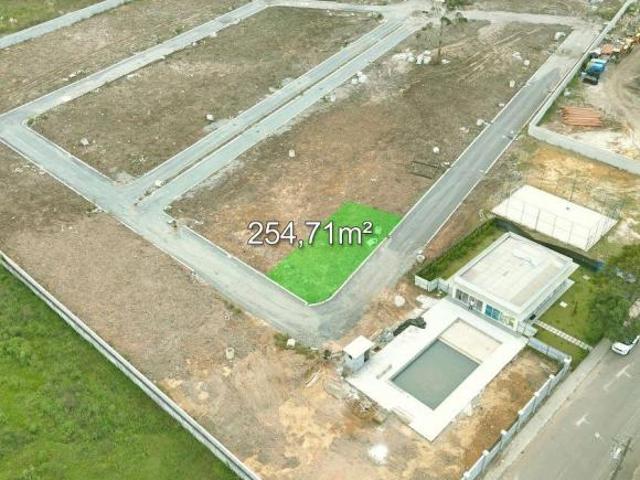 Terreno em Condomínio Clube com 254,71m² privativos