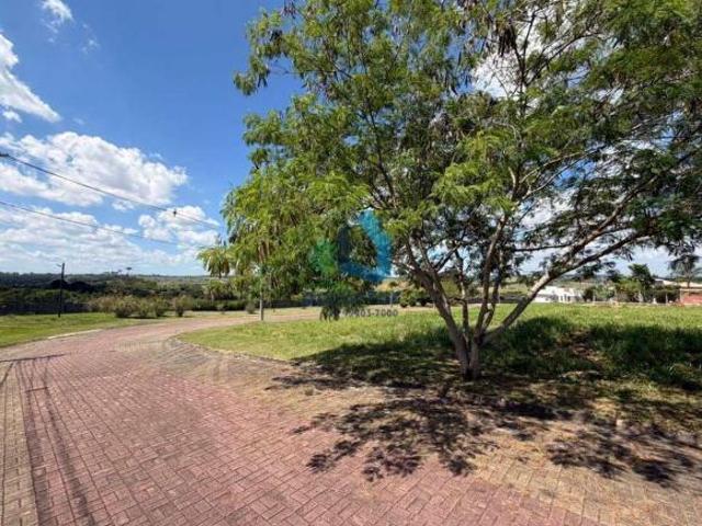 Terreno em condomínio fechado com 1.080 m²