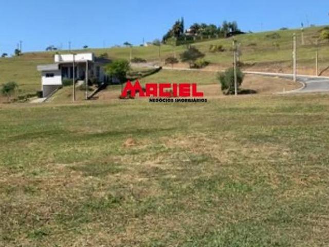 Terreno em condomínio fechado de alto padrão no Village Paraibuna