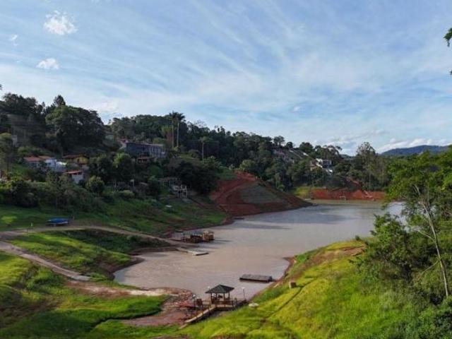 Terreno em condominio fechado em igarata, de 1396 m2, pé na água