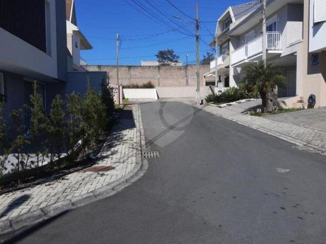 Terreno em condomínio fechado. Localizado no bairro Barreirinha, próximo da Av. Anita Garibaldi