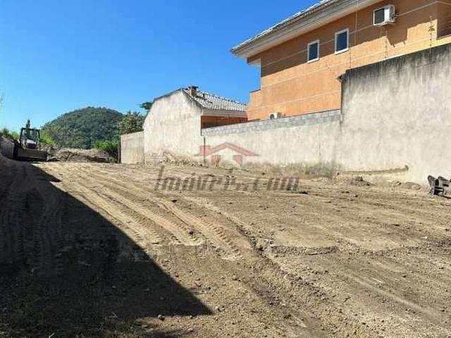 Terreno em Condomínio para Venda em Rio de Janeiro/RJ Vila Valqueire