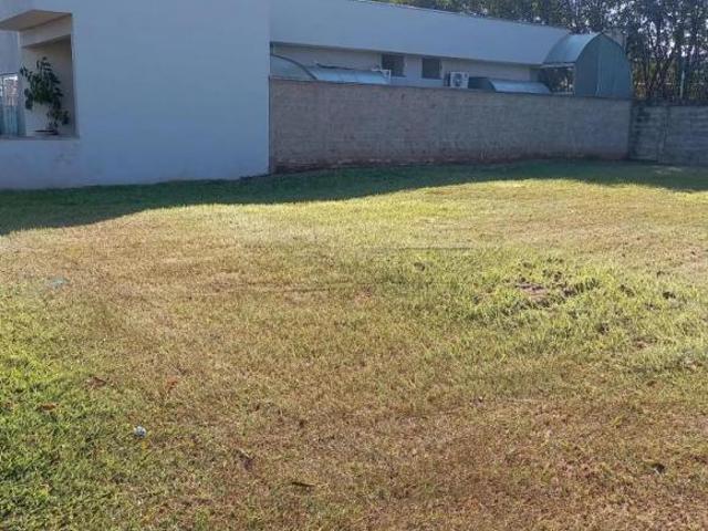 Terreno em condomínio próximo a portaria