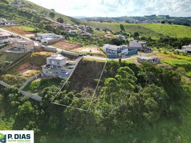 Terreno em Declive com Vista Panorâmica das Montanhas em Pinhalzinho