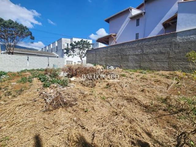 Terreno em Extrema a venda com 300m sendo 12 de frente por 25 Multifamiliar