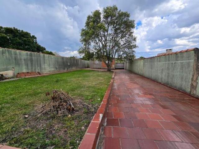 Terreno em Pinhais no Jardim Karla medindo 480 m² com casa de 70 m² averbados