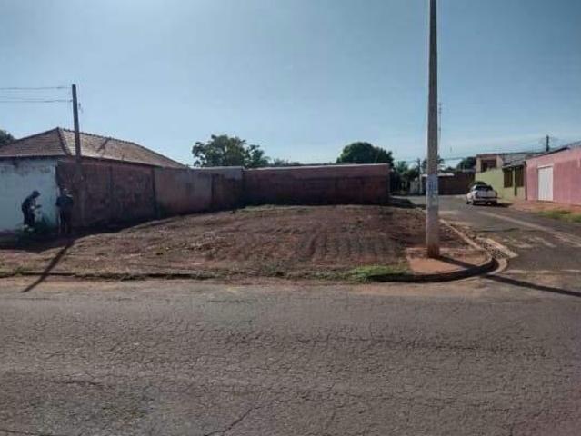 terreno em rua comercial