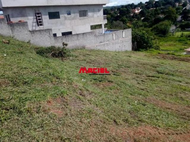 Terreno em Taubaté com 940 metros, declive médio, rua asfaltada, próximo a Dutra e ao shopping via V