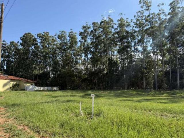 Terreno Fundo Área Verde de 583 m² próximo à portaria de serviços do Santa Bárbara Resort Residence