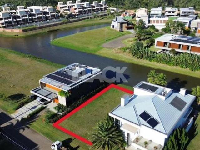 Terreno fundos lago no condomínio fechado Ilhas Park em Torres RS