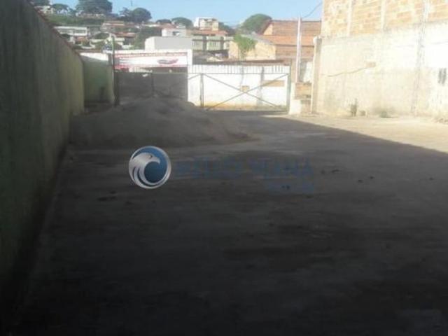Terreno frontal para a rua Ademar de Paiva Xavier com 464,80m², murado e cimentado, com aclive leve