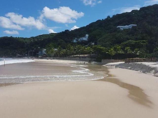 Terreno licenciado de 2.050m² em condomínio de luxo em Tijucopava, pronto para construir, com fotos
