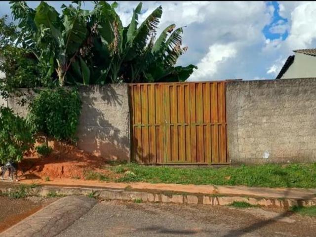 Terreno / Lote em local urbanizado com casas residenciais e comércio consolidado