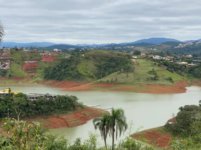 Terreno pé na água grande