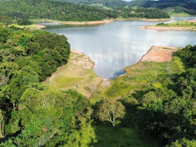 Terreno pé na agua